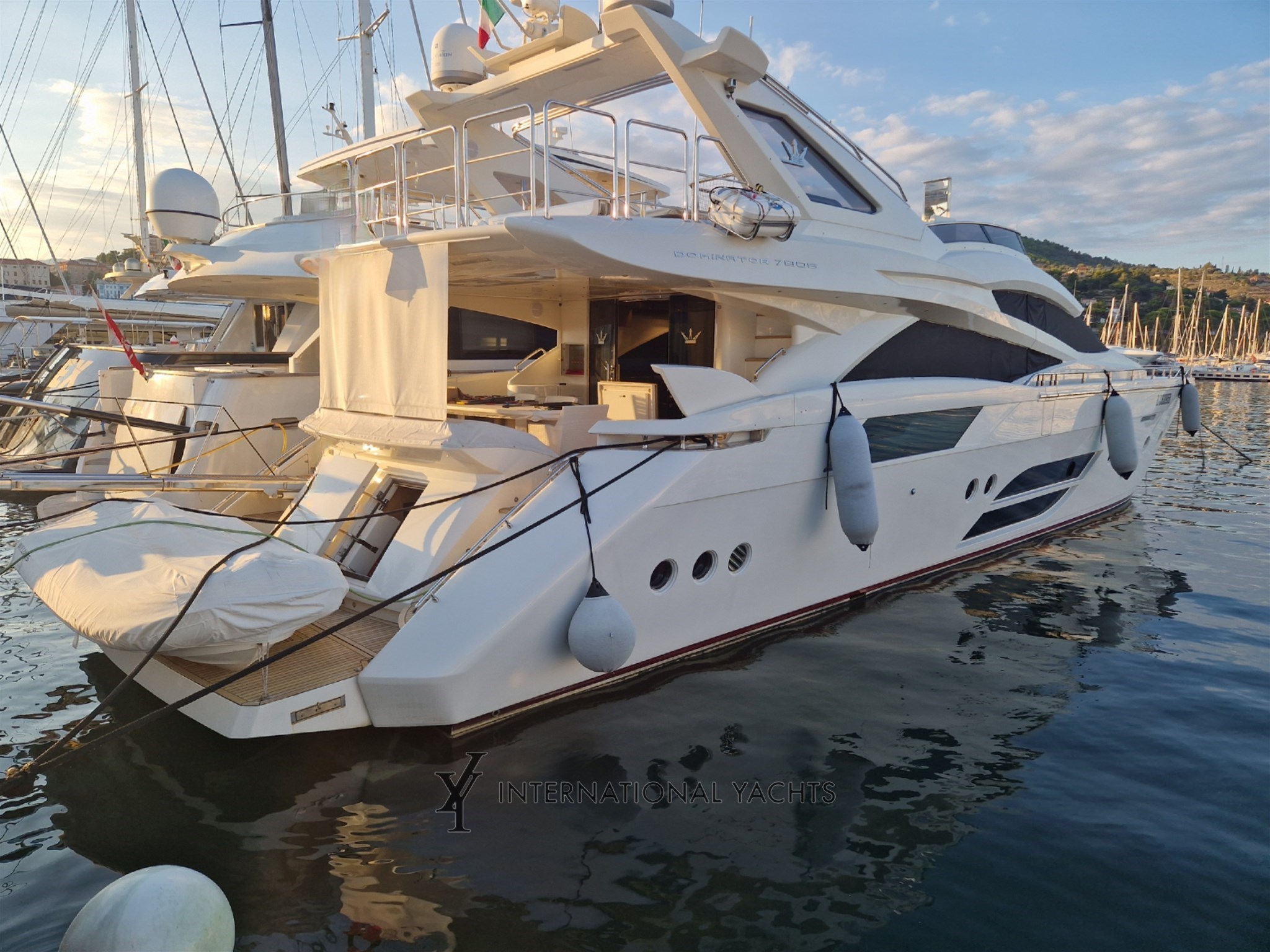 Dominator yachts dominator 780s deluxe bateau d'occasion à vendre ...